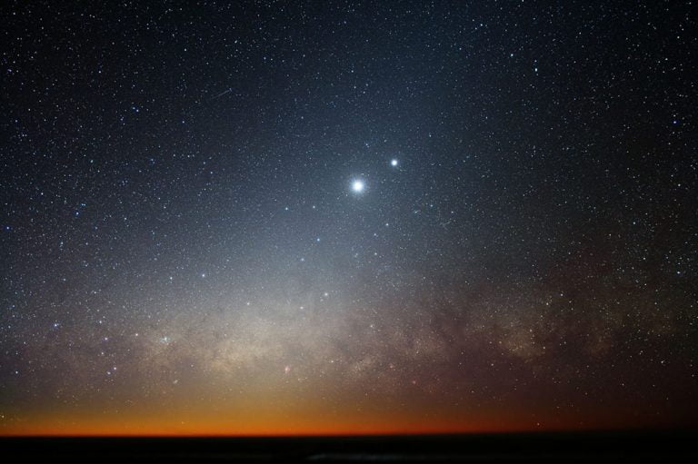 Venere visibile tra le luci del crepuscolo serale