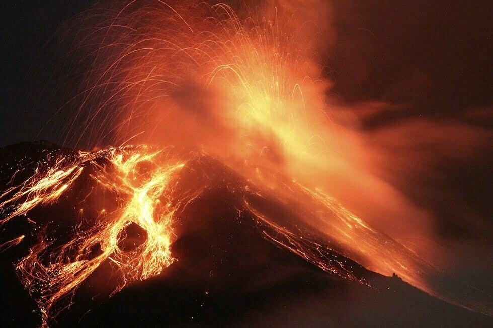 Ecuador: straordinarie foto e video del vulcano Tungurahua in eruzione