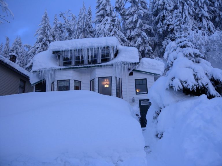 "Apocalisse" di neve in Alaska, Cordova seppellita da 5 metri e mezzo ...