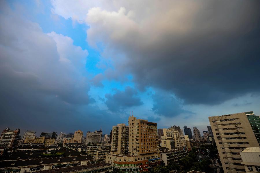 Il tifone "Haikui" si appresta ad effettuare il "landfall" sulla Cina ...