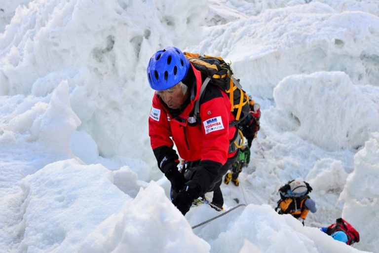 Festa-super in Nepal per i 60 anni dalla prima scalata dell'Everest ...