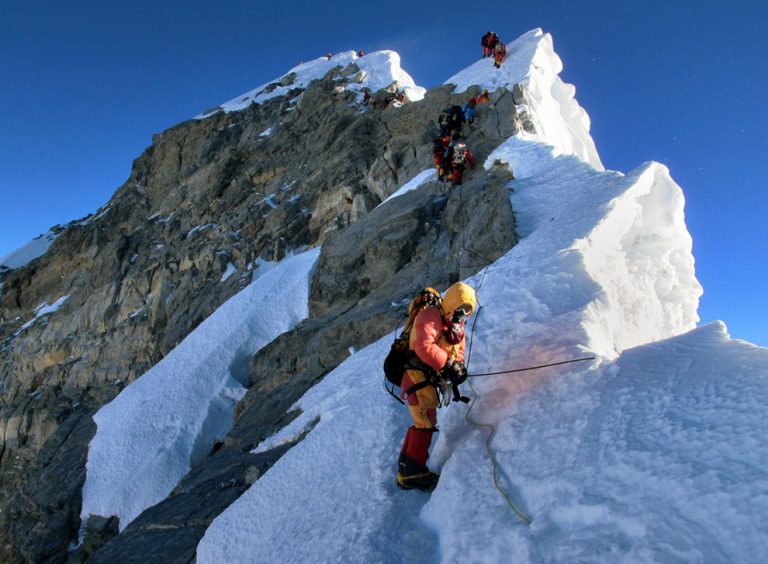 Festa-super in Nepal per i 60 anni dalla prima scalata dell'Everest ...
