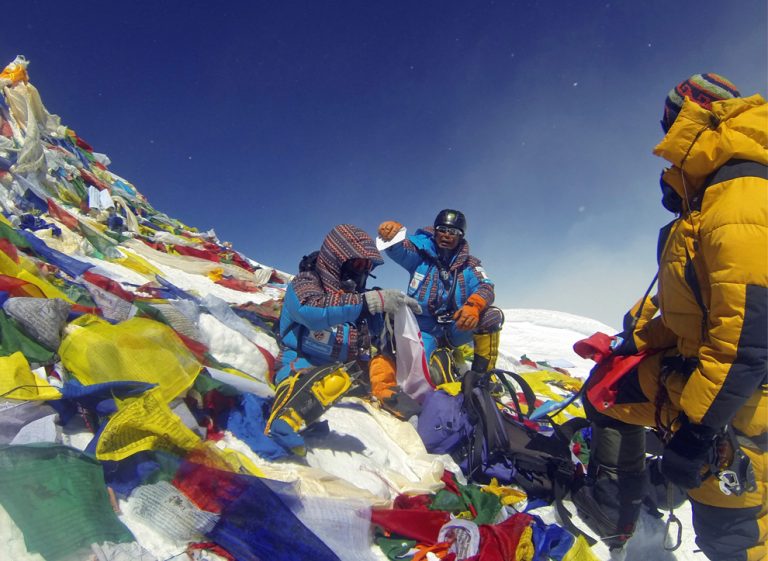 Festa-super in Nepal per i 60 anni dalla prima scalata dell'Everest ...