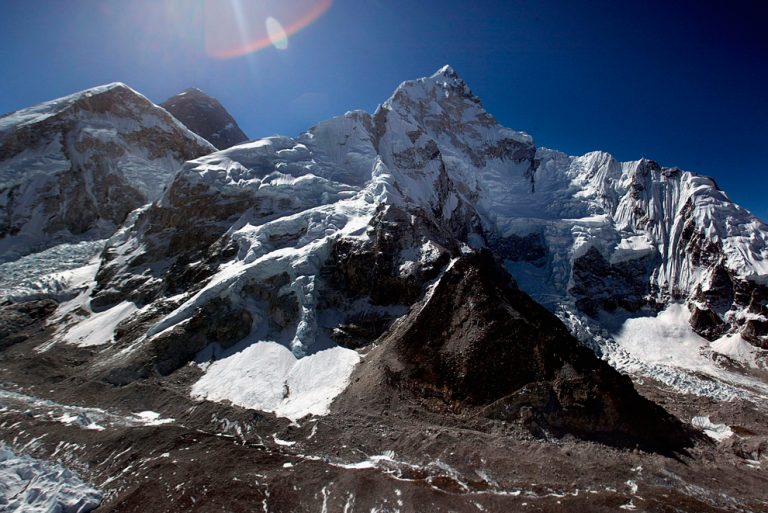 Festa-super in Nepal per i 60 anni dalla prima scalata dell'Everest ...
