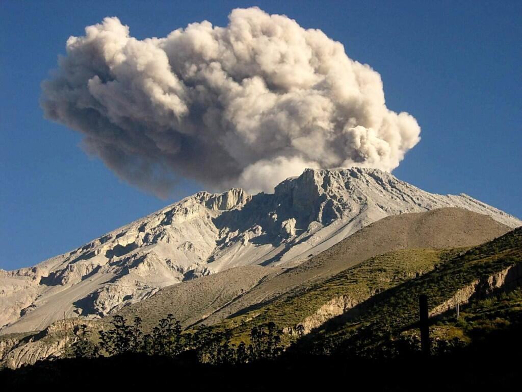 Perù: spettacolare eruzione del vulcano Ubinas (FOTO e VIDEO)