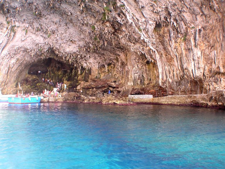 La suggestiva Grotta Zinzulusa in Puglia: bellissimo esempio di ...
