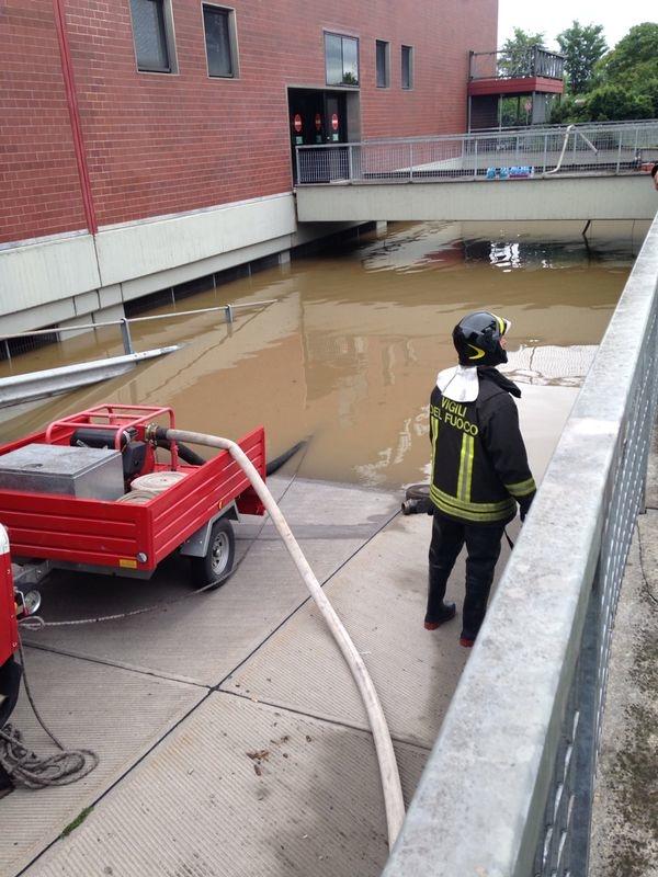 Maltempo Milano: due metri d'acqua nel parcheggio dell'Esselunga di ...