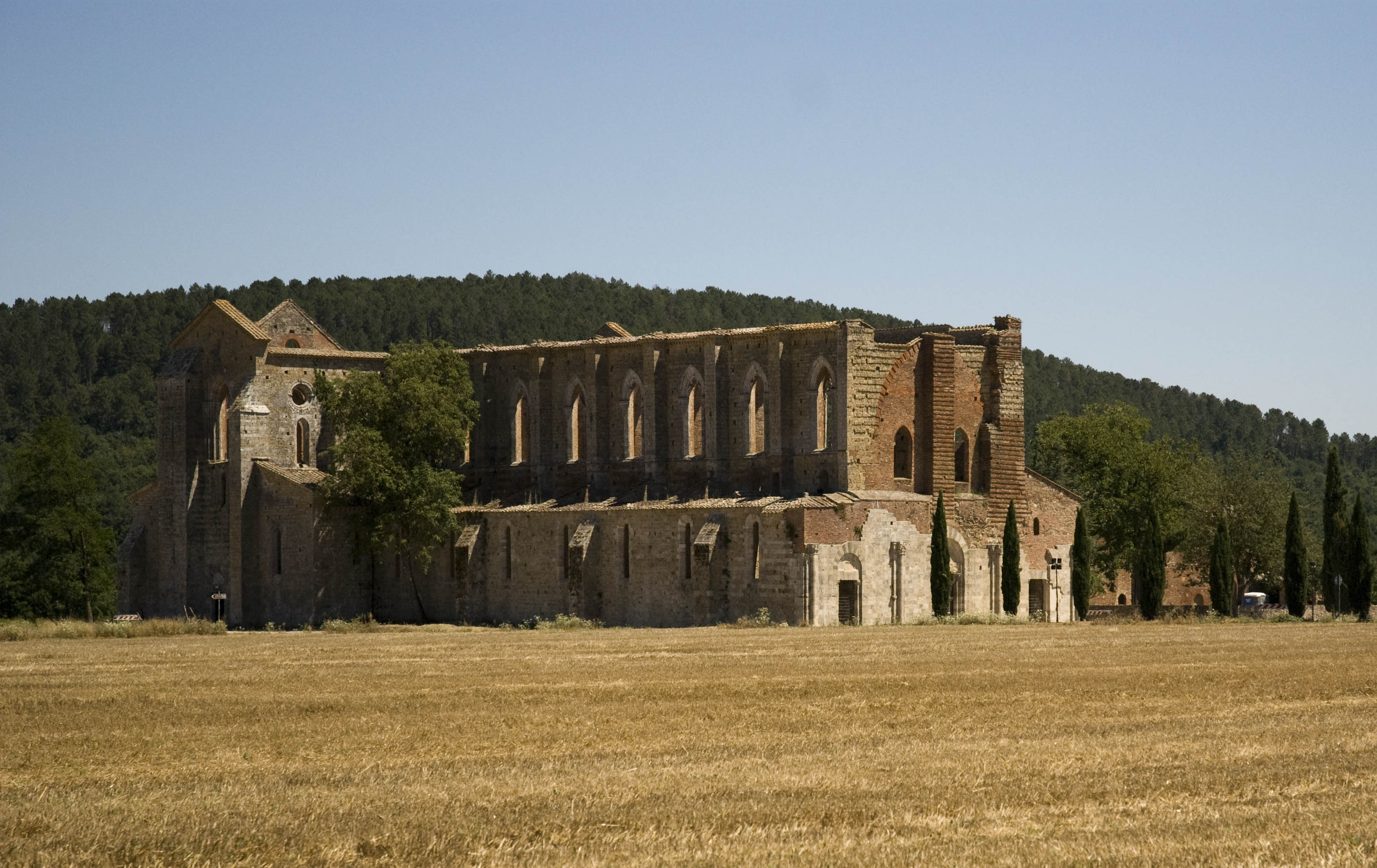 Abbazia di San Galgano: il luogo sacro in cui rivive il mito di re Artù ...