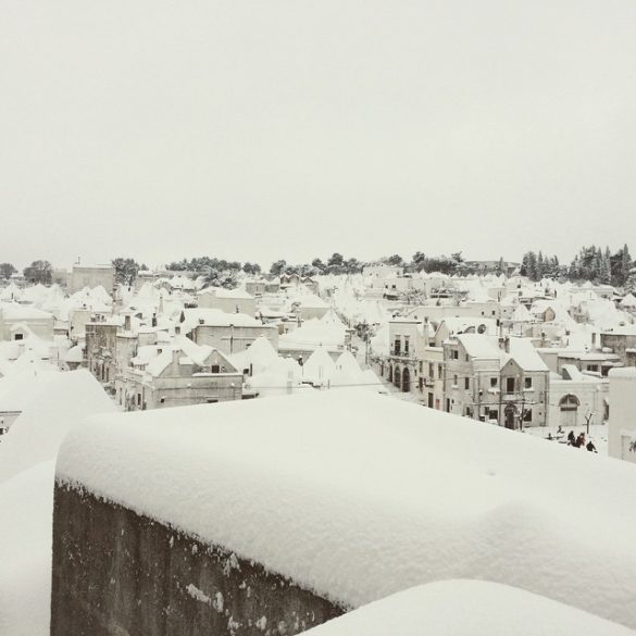 Puglia sommersa da una nevicata storica: oltre mezzo metro sui trulli ...