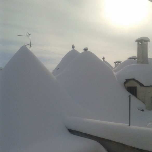 Puglia sommersa da una nevicata storica: oltre mezzo metro sui trulli ...