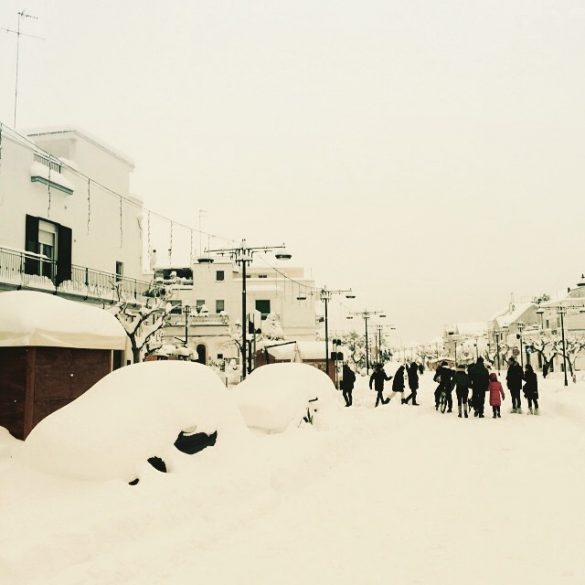 Puglia sommersa da una nevicata storica: oltre mezzo metro sui trulli ...
