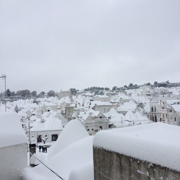 Puglia sommersa da una nevicata storica: oltre mezzo metro sui trulli ...
