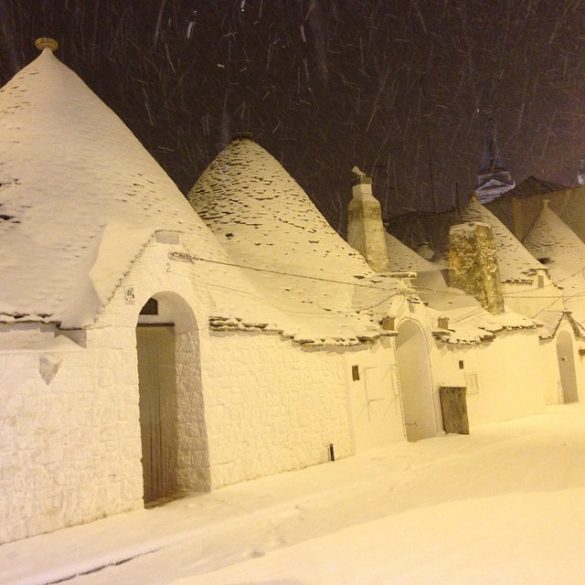 Puglia sommersa da una nevicata storica: oltre mezzo metro sui trulli ...