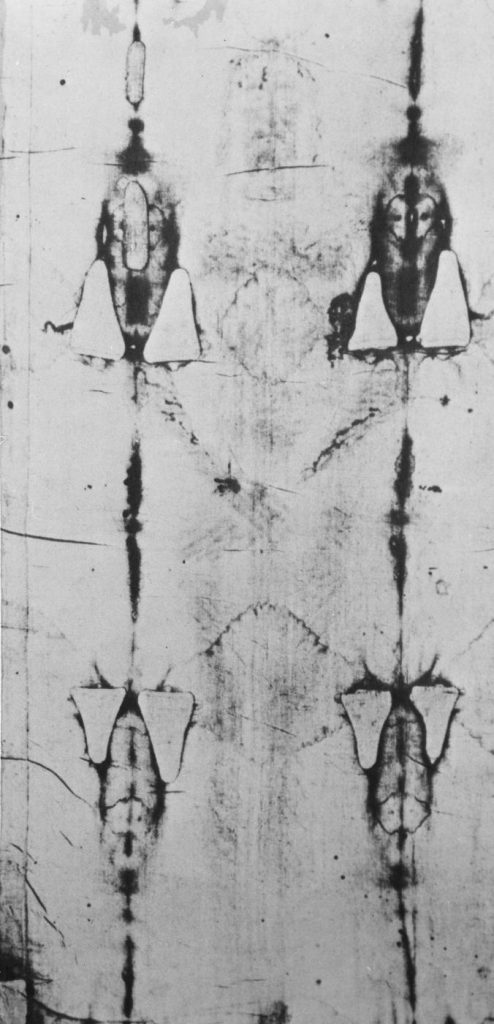 La Sindone: il lenzuolo di lino che avvolse Gesù, tra mistero e scienza