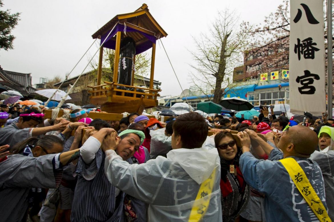 Il Giappone celebra la fertilità al Festival del Fallo di Ferro [FOTO]