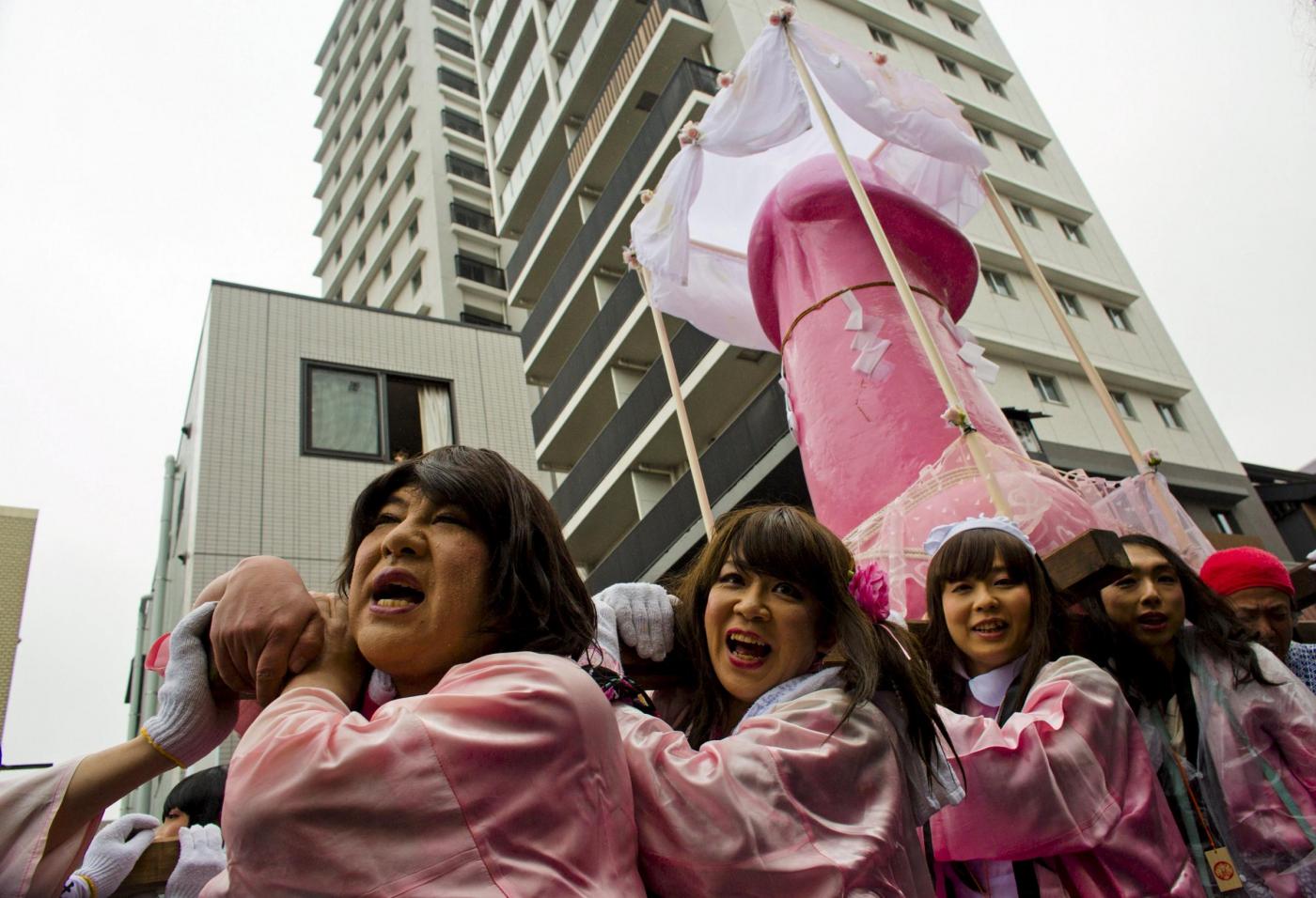 Il Giappone celebra la fertilità al Festival del Fallo di Ferro [FOTO]