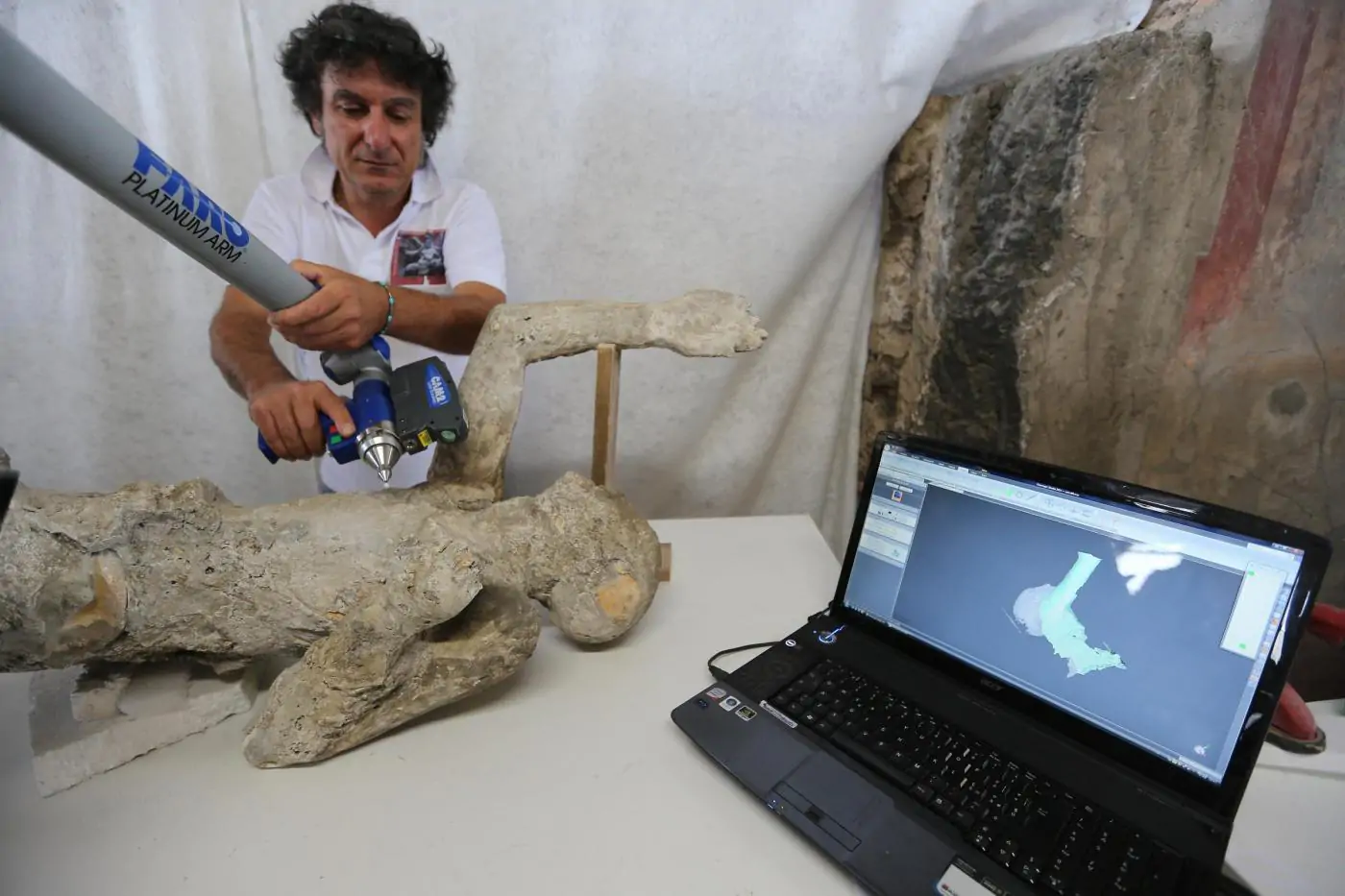 Archeologia: il restauro dei calchi di gesso negli scavi di Pompei [FOTO]