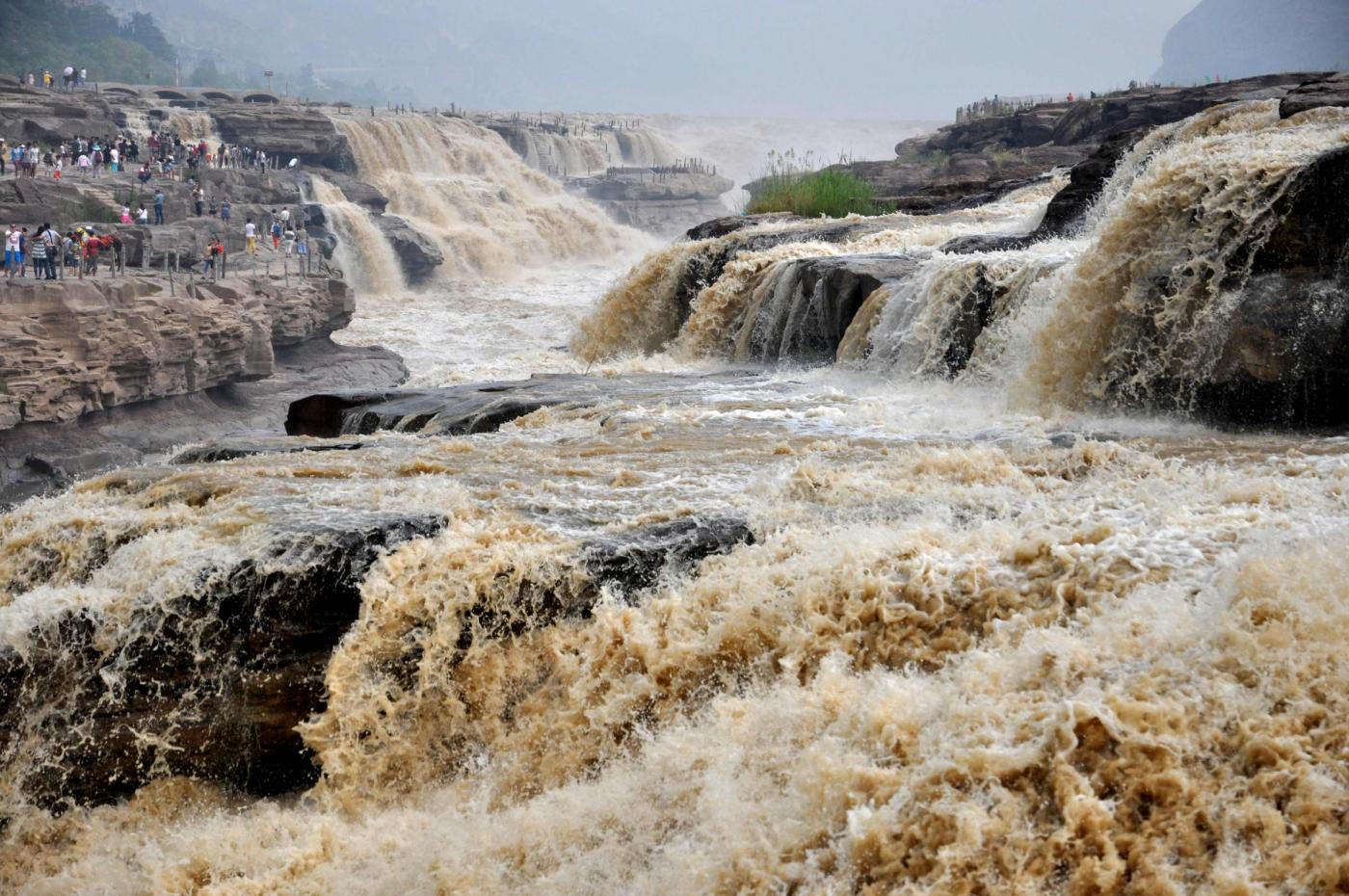 Cina: lo spettacolo scenografico della cascata del Fiume Giallo a ...