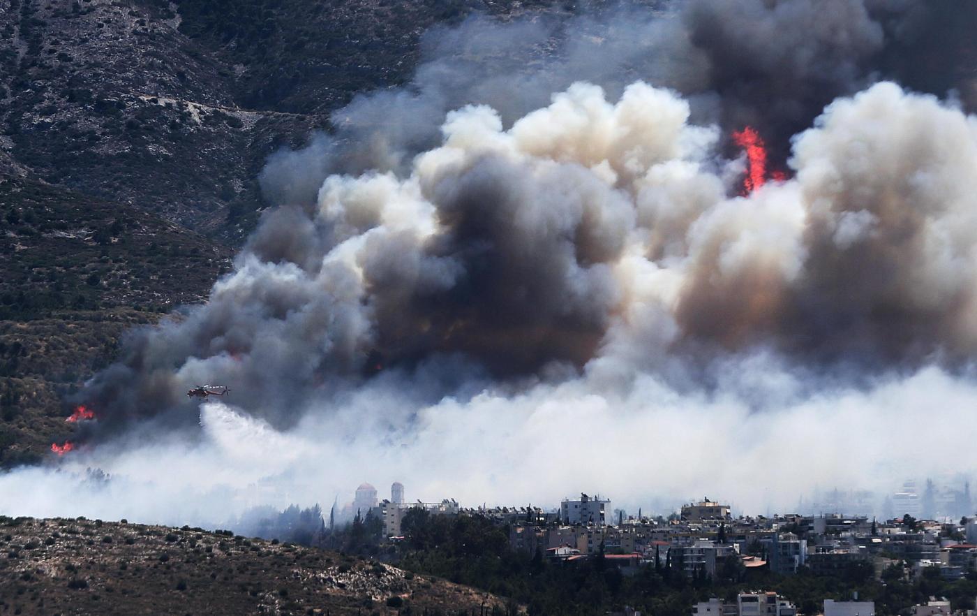 Atene brucia, vasto incendio alle porte della città [FOTO]
