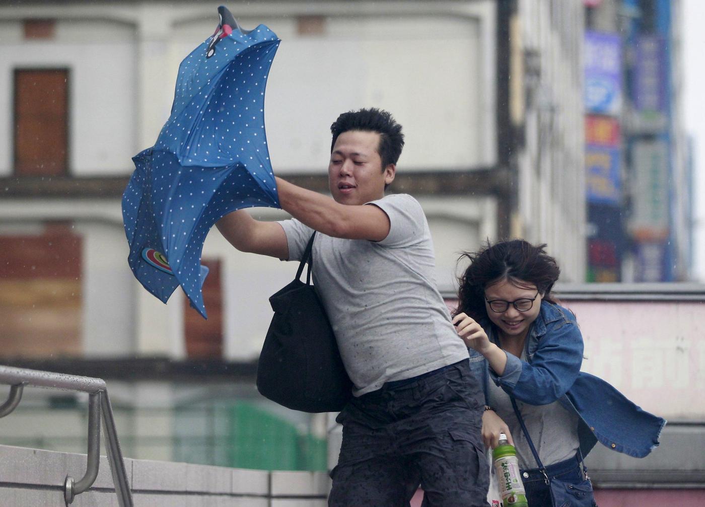 Allarme a Taiwan per l'arrivo del tifone Dujuan [FOTO]