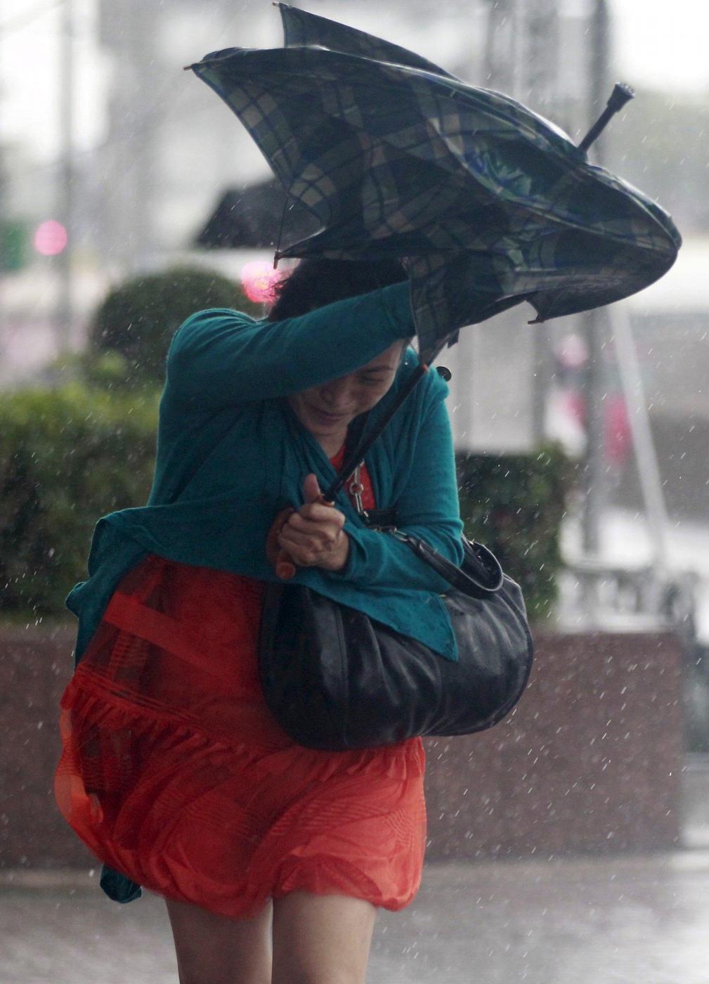 Allarme a Taiwan per l'arrivo del tifone Dujuan [FOTO]