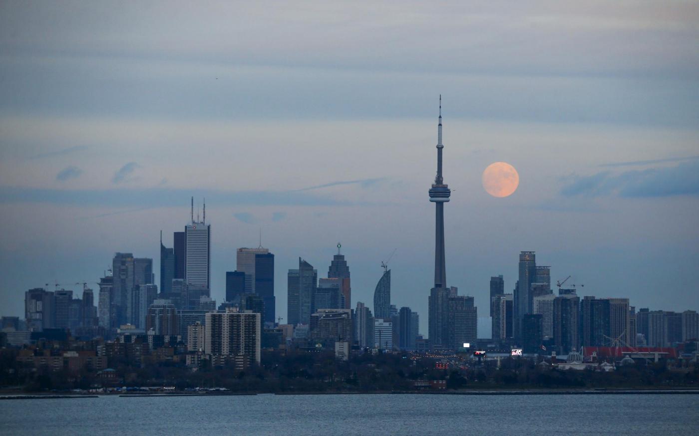 Toronto: la luna sorge dietro alla CN Tower [FOTO]
