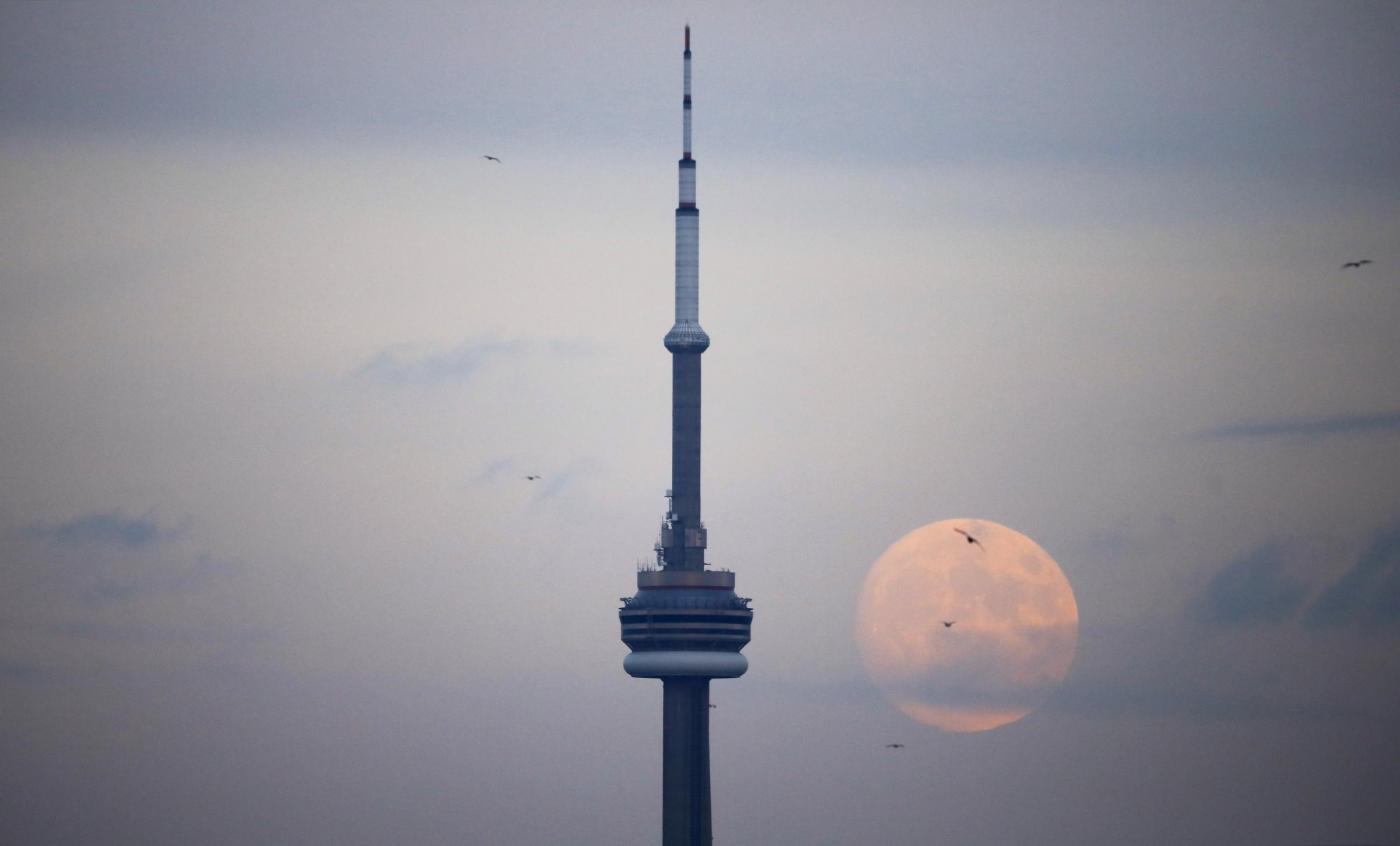Toronto: la luna sorge dietro alla CN Tower [FOTO]
