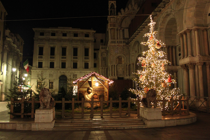 Natale a Venezia, accese le luminarie a Piazza San Marco. Il Sindaco ...
