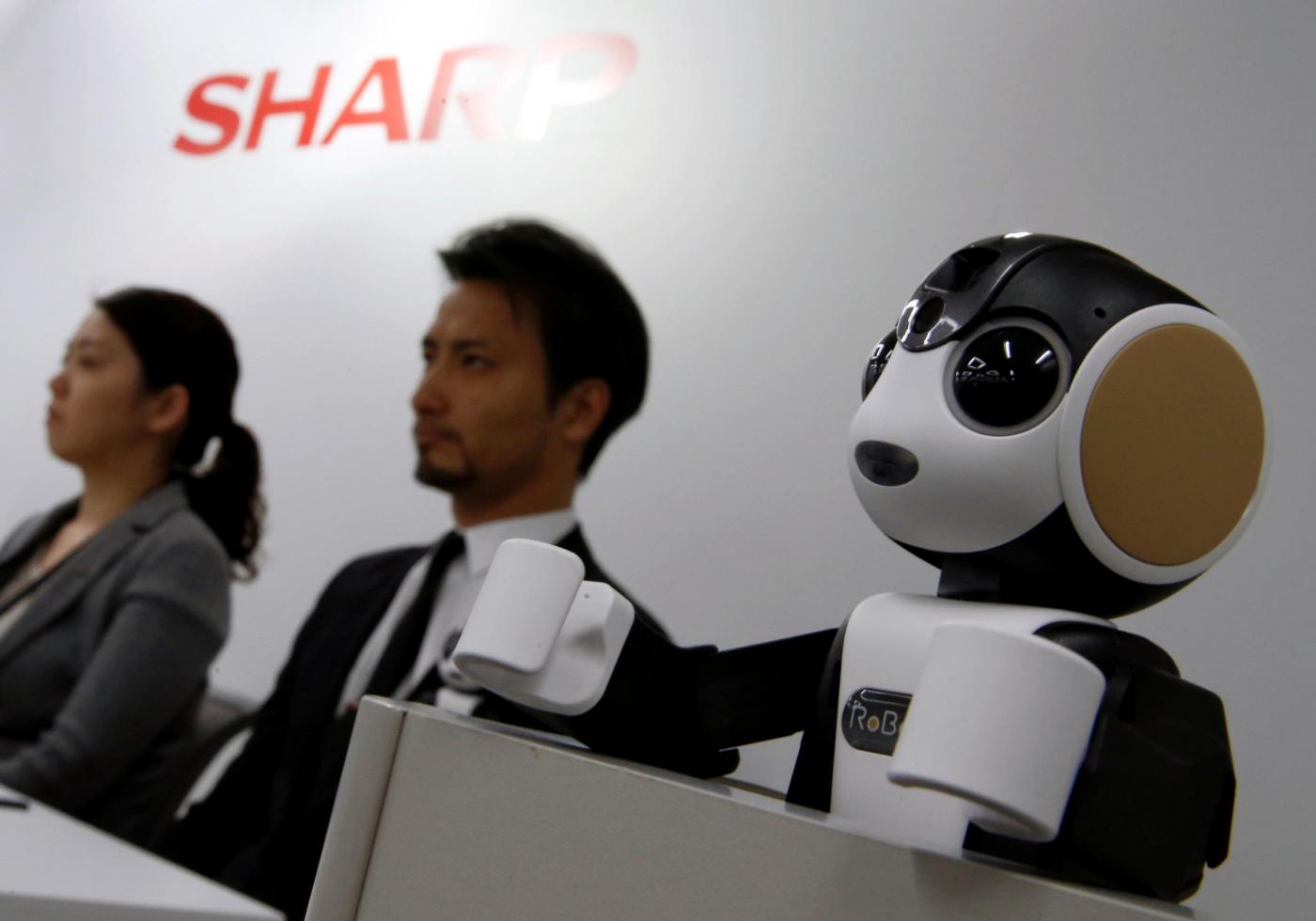 Tokyo: Sharp presenta il robot RoboHon [FOTO]