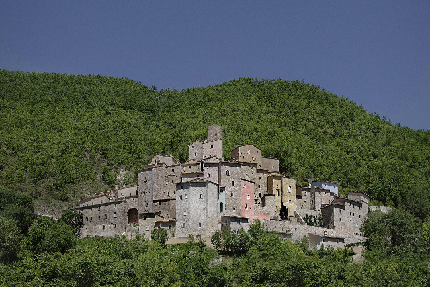 Terremoto, il "miracolo" del Castello di Postignano: neanche una crepa ...