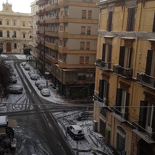 Neve e gelo in Puglia: ecco Bari imbiancata [GALLERY]