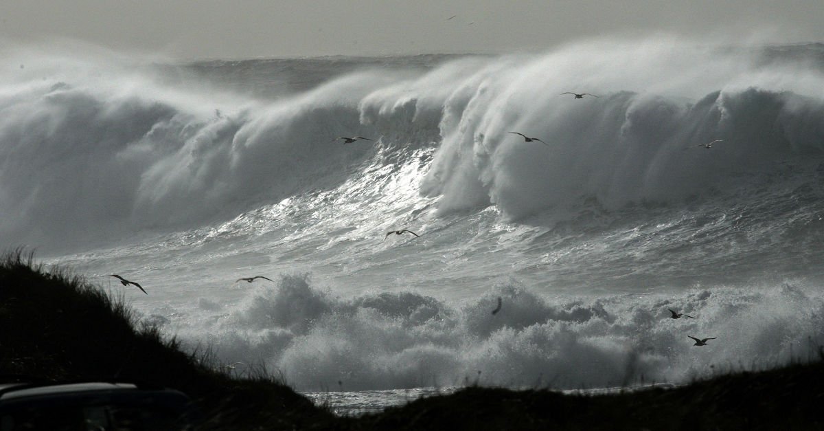 Spagna, affonda un peschereccio nel Mar Cantabrico in piena tempesta ...