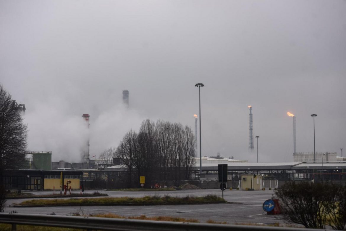 Incendio nella raffineria ENI di Sannazzaro: vigili del fuoco e Arpa ...