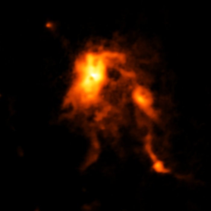 Astronomia: una protostella brucia e dà forma al suo asilo nido stellare