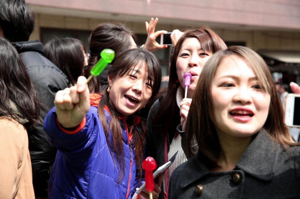Il Giappone celebra il "Kanamara Matsuri", il Festival del Fallo di ...