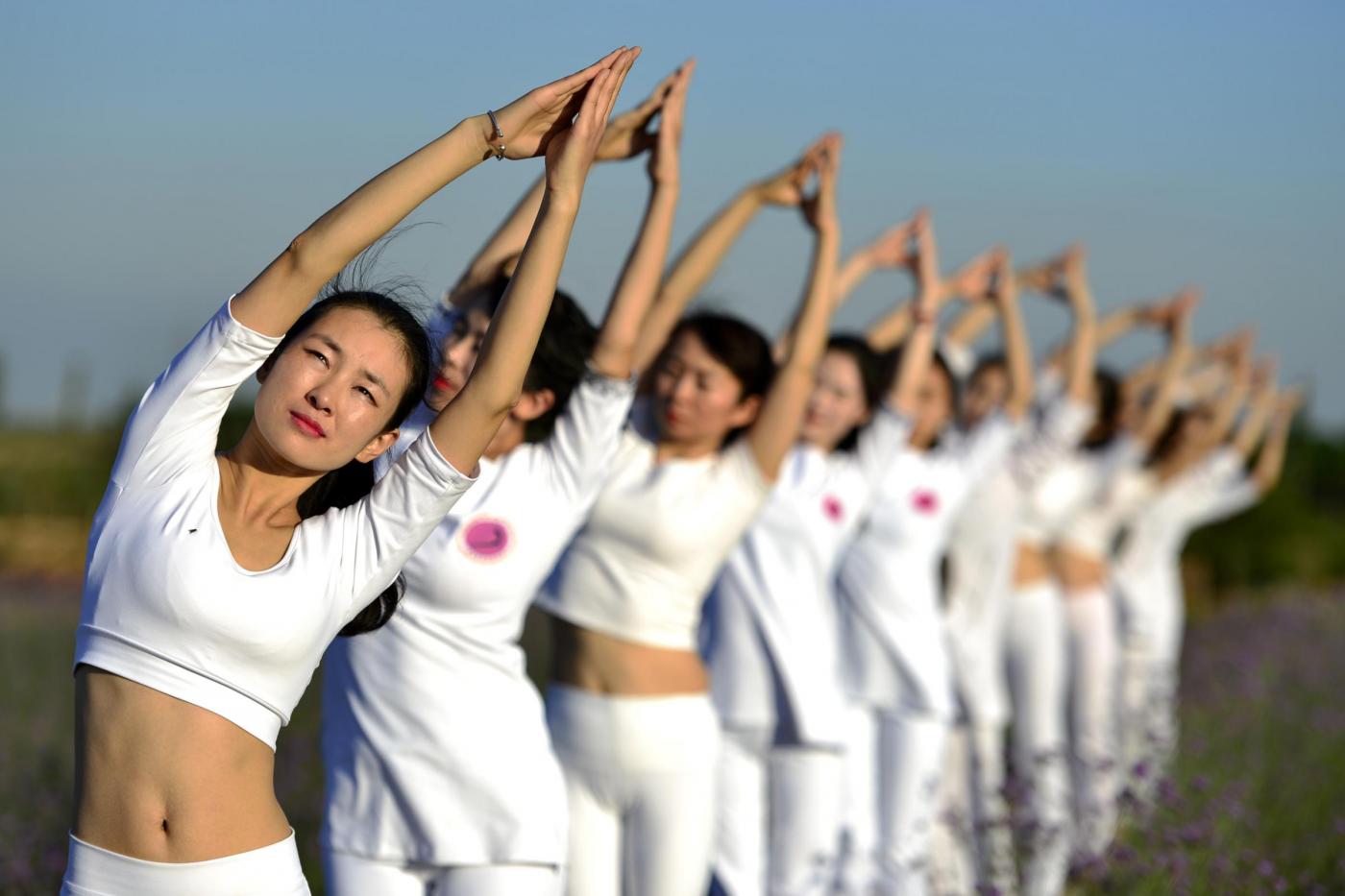 Cina: show di Yoga sui campi di fiori [GALLERY]