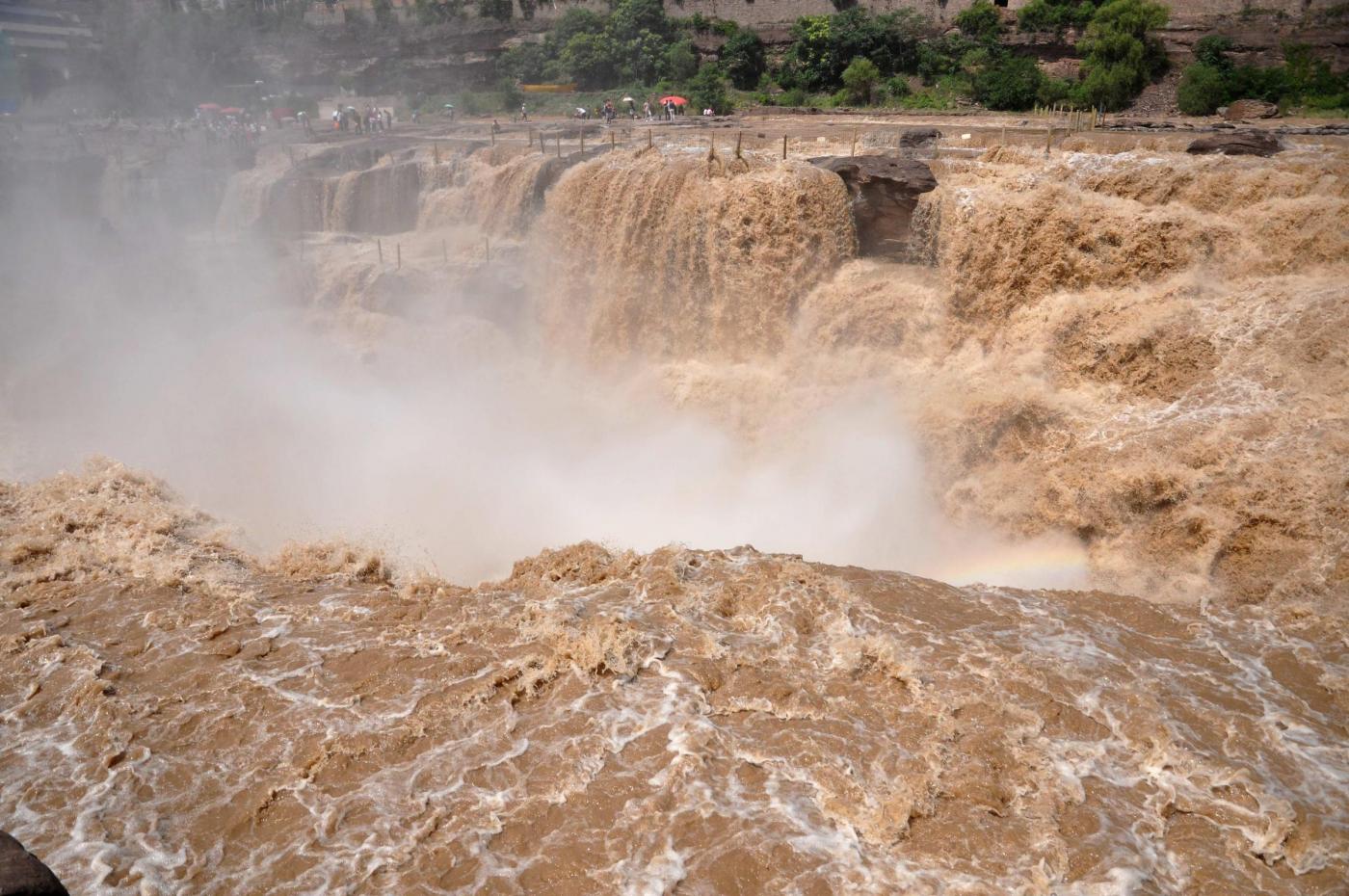 Cina: i turisti ammirano le spettacolari cascate Hukou del Fiume Giallo ...