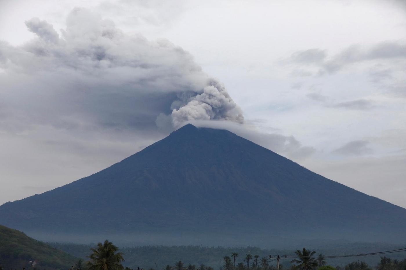 Indonesia, vulcano Agung: riapre l'aeroporto di Bali, le ceneri ...