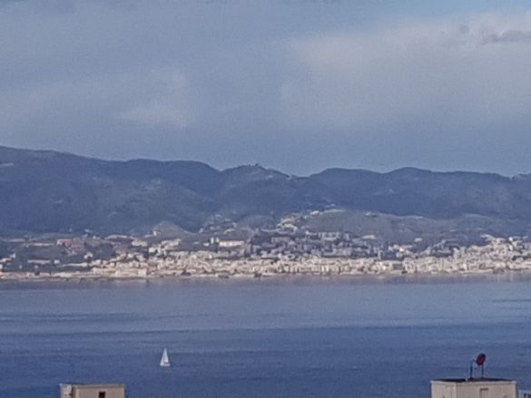 Una timida "Fata Morgana" si desta nello Stretto di Messina e regala ...