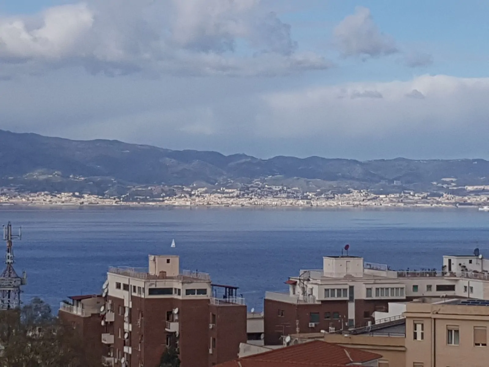 Una timida "Fata Morgana" si desta nello Stretto di Messina e regala ...