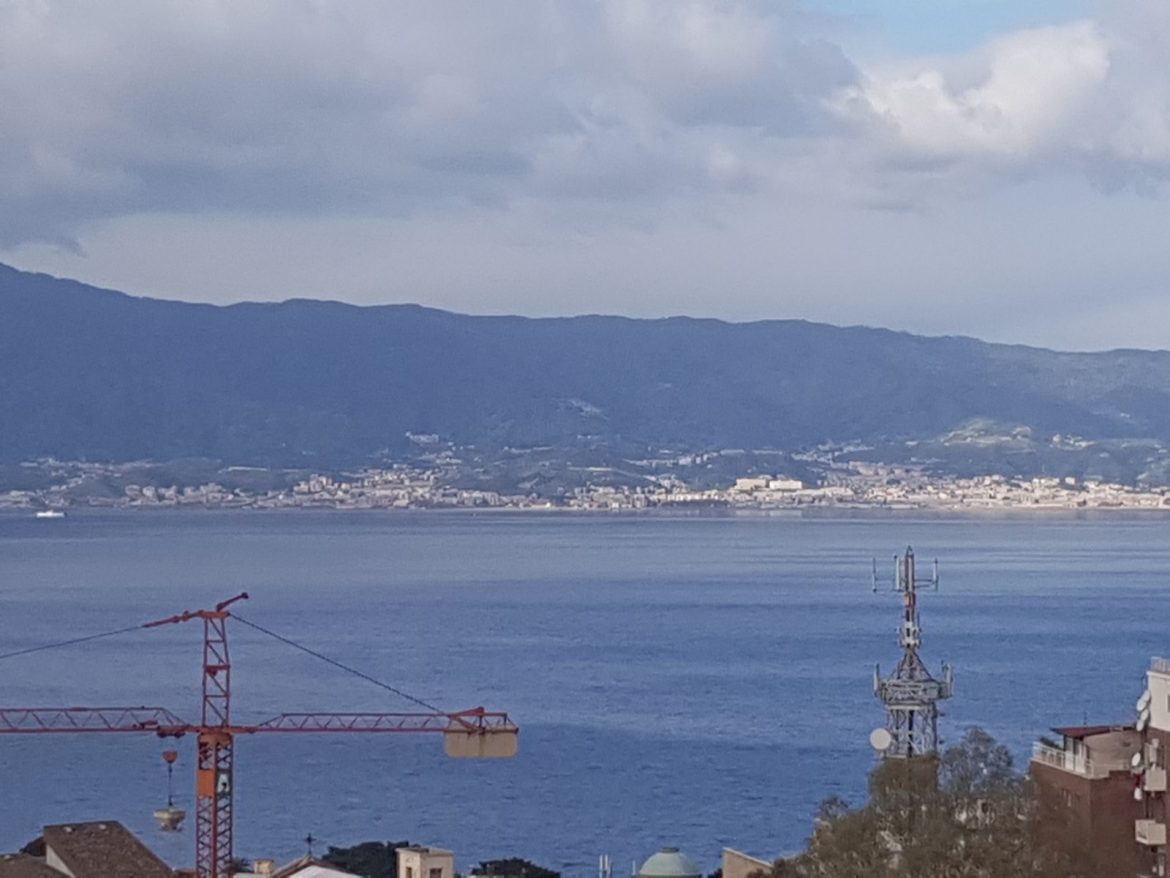 Una timida "Fata Morgana" si desta nello Stretto di Messina e regala ...