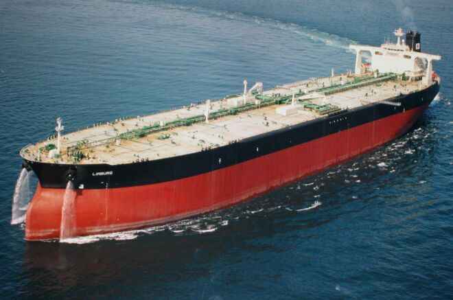 Iran, collisione tra petroliera e cargo: 30 dispersi, 21 tratti in salvo