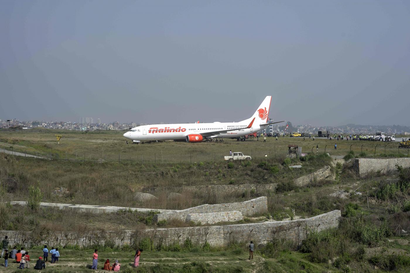 Nepal: aereo esce fuori pista al decollo, emergenza a Kathmandu [GALLERY]
