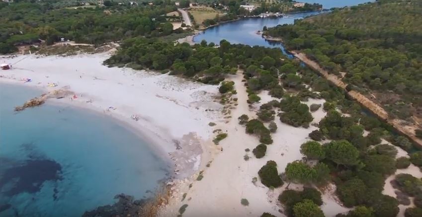 Viaggi & Turismo, Sardegna: in volo su Cala Ginepro col drone [VIDEO]