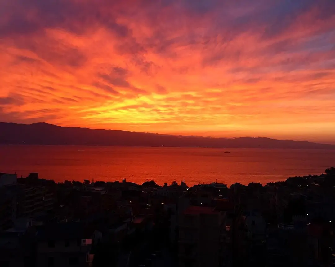 Tramonto spettacolare sullo Stretto di Messina: le FOTO mozzafiato da ...