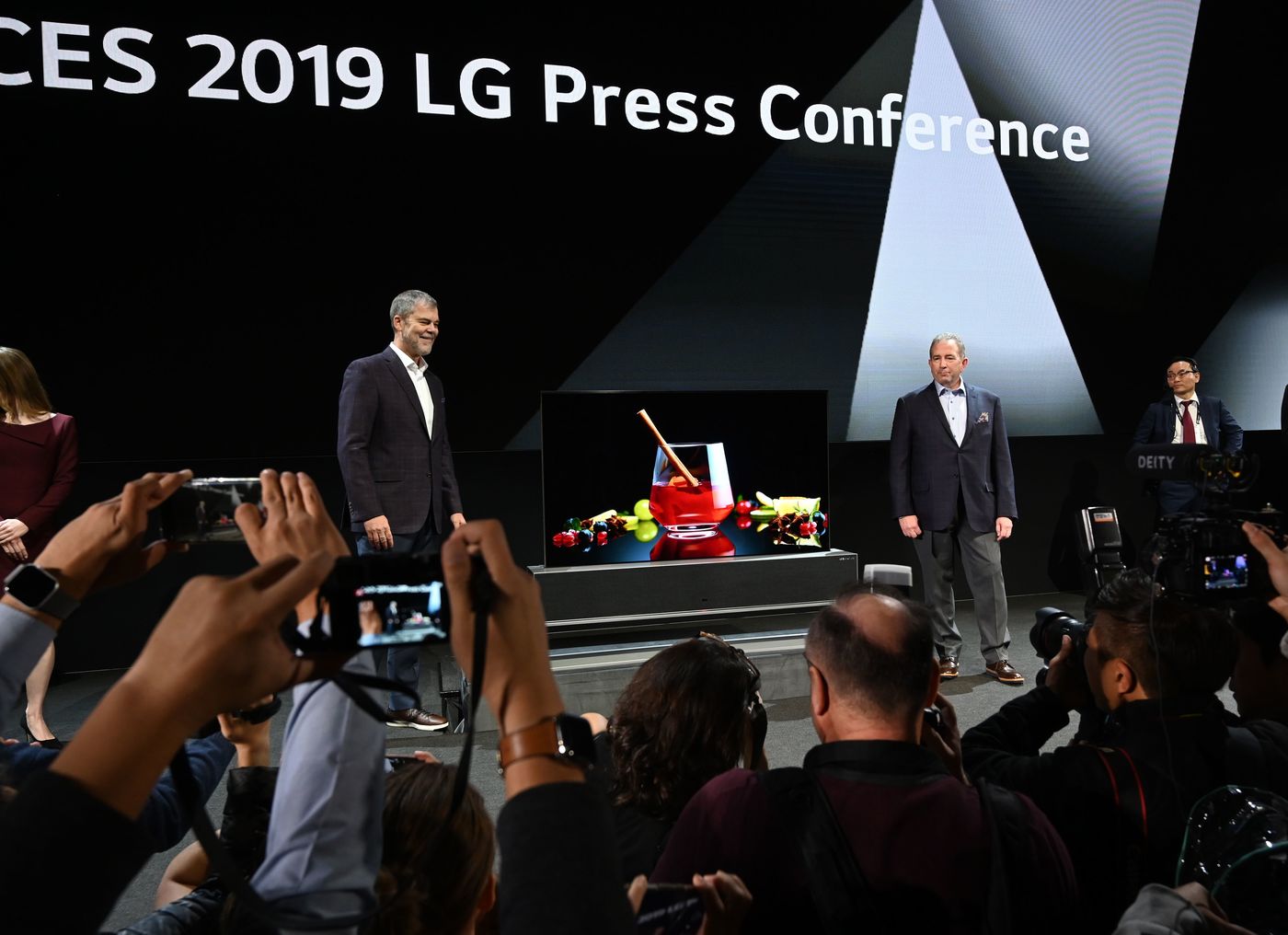 CES 2019: LG svela il primo tv OLED arrotolabile al mondo [GALLERY]