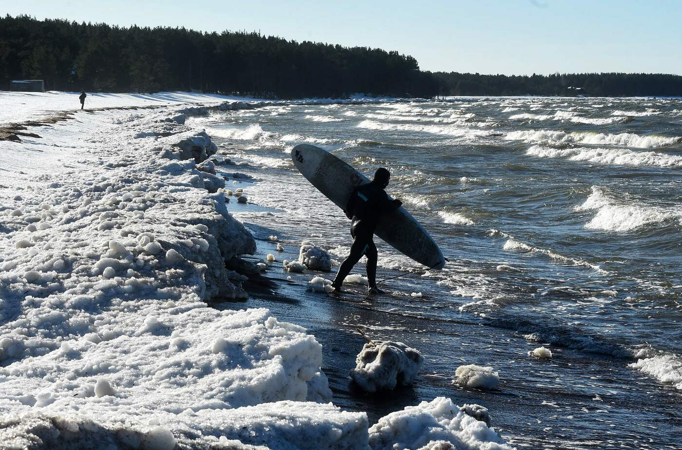 Surf invernale nelle gelide acque del Golfo di Finlandia [GALLERY]