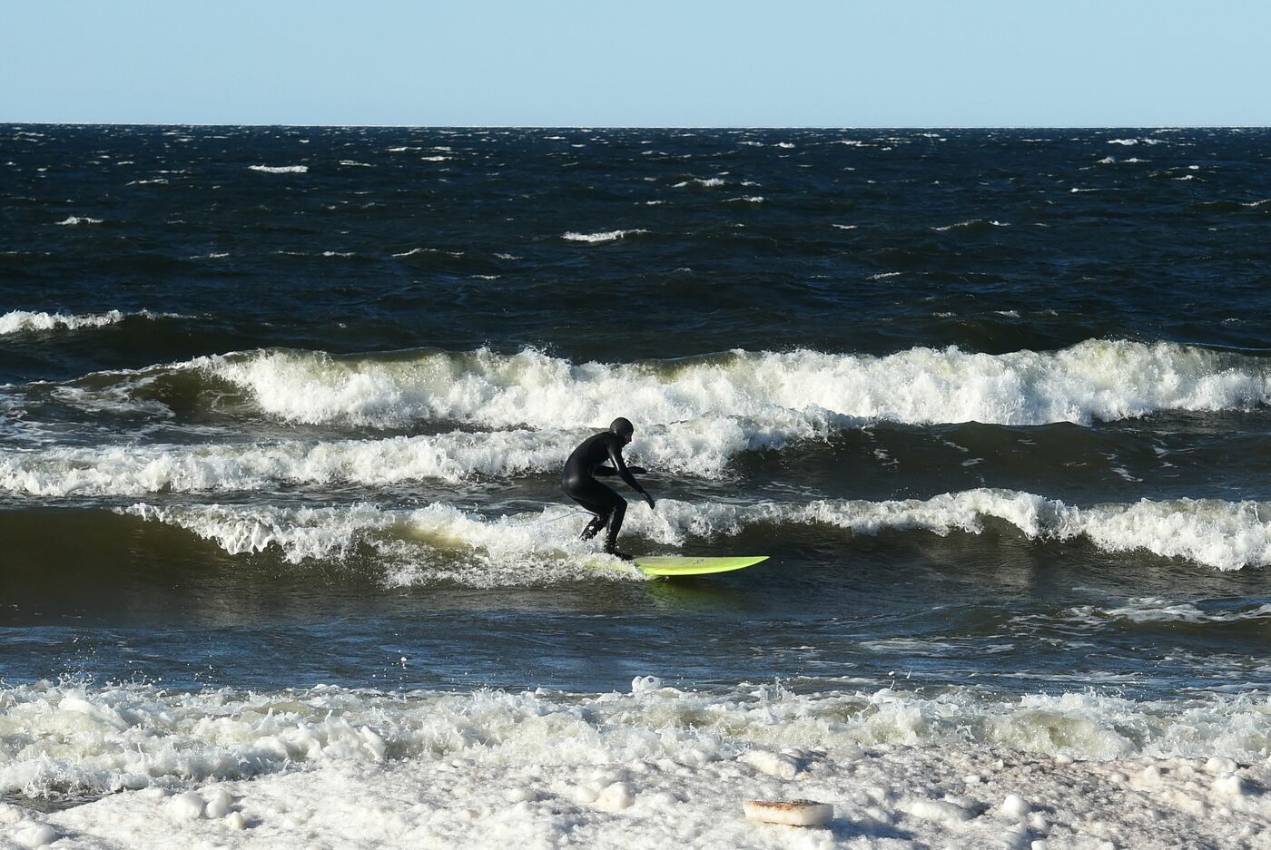 Surf invernale nelle gelide acque del Golfo di Finlandia [GALLERY]
