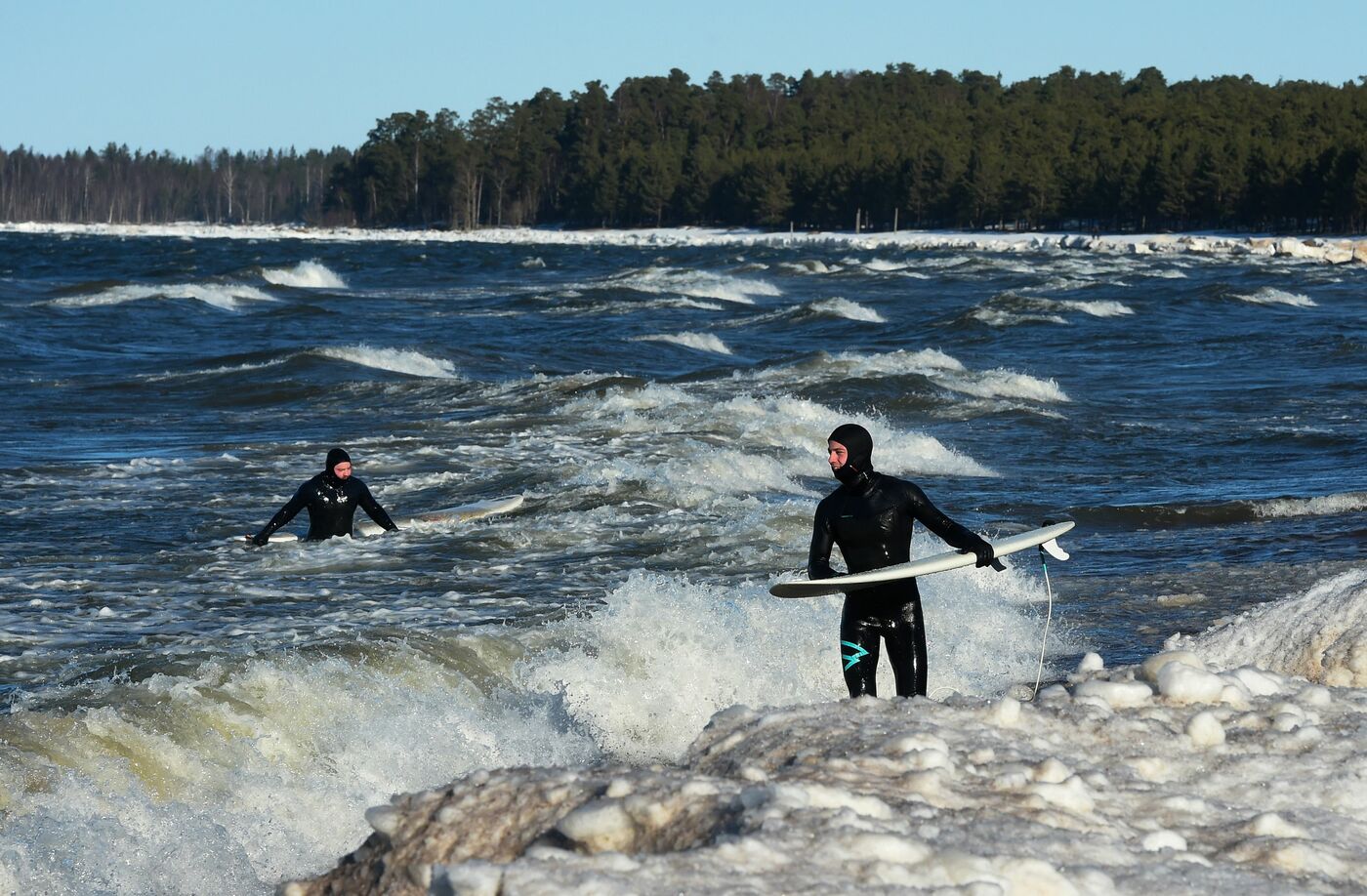 Surf invernale nelle gelide acque del Golfo di Finlandia [GALLERY]