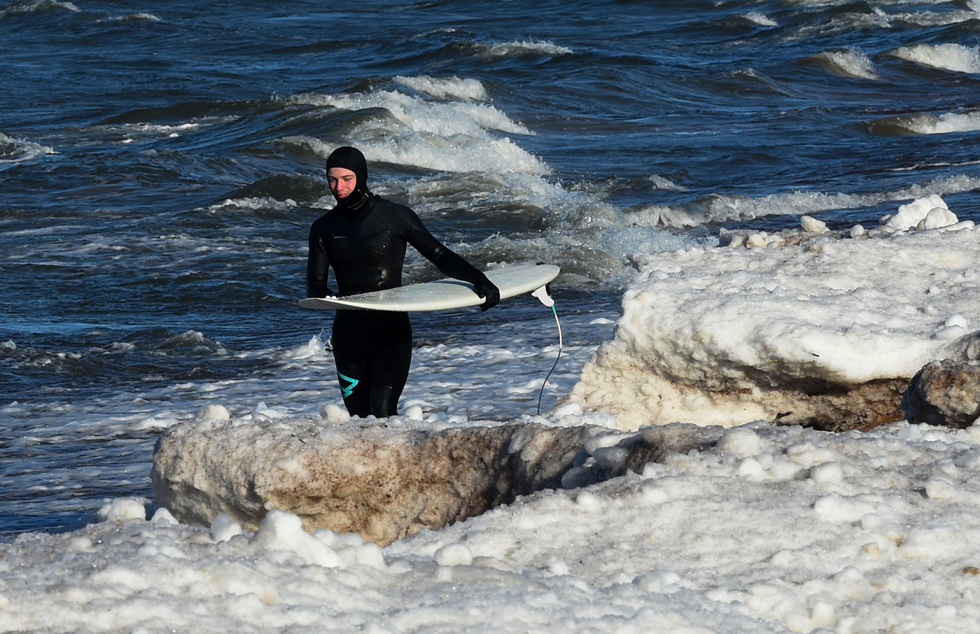 Surf invernale nelle gelide acque del Golfo di Finlandia [GALLERY]
